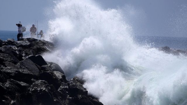 This week, huge waves are predicted to slam the beaches in Southern ...